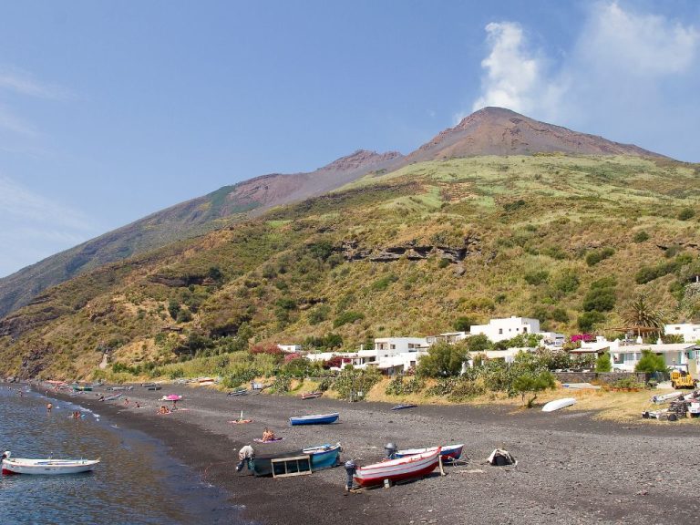 Stromboli: Storia, Cosa Vedere, Fare e Dove Dormire.